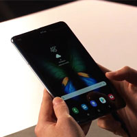 Samsung представила первый сгибающийся смартфон